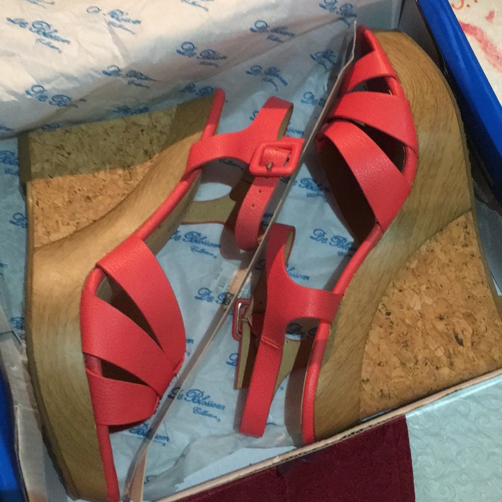 Coral Wedge Like New! - Gem